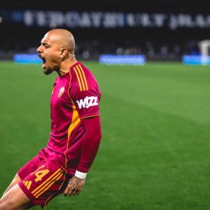 Malen, la svolta della Roma passa anche dal look: da Dortmund a bomber ...